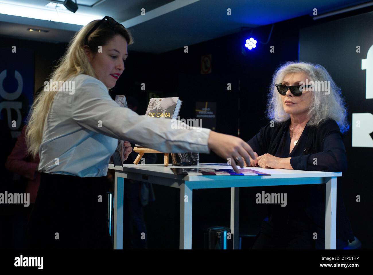 Vocalist Debbie Harry signs copies of her autobiography 'De cara' at ...