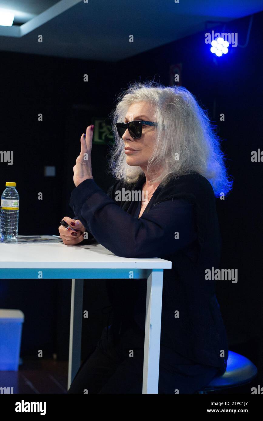 Vocalist debbie harry signs copies of her autobiography de cara hi-res ...