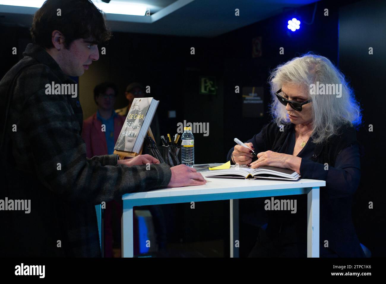 Vocalist Debbie Harry signs copies of her autobiography 'De cara' at ...