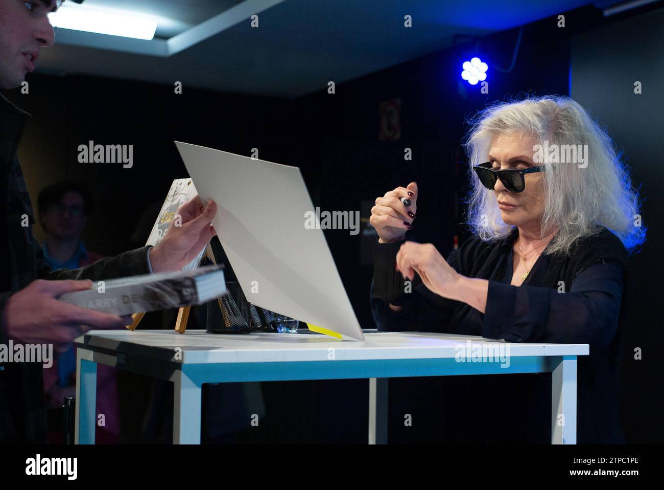 Vocalist Debbie Harry signs copies of her autobiography 'De cara' at ...