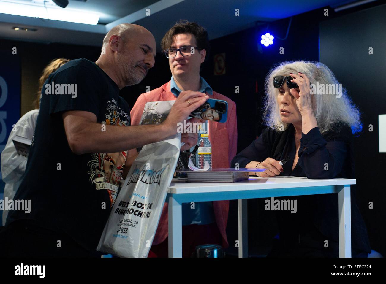 Vocalist Debbie Harry signs copies of her autobiography 'De cara' at ...