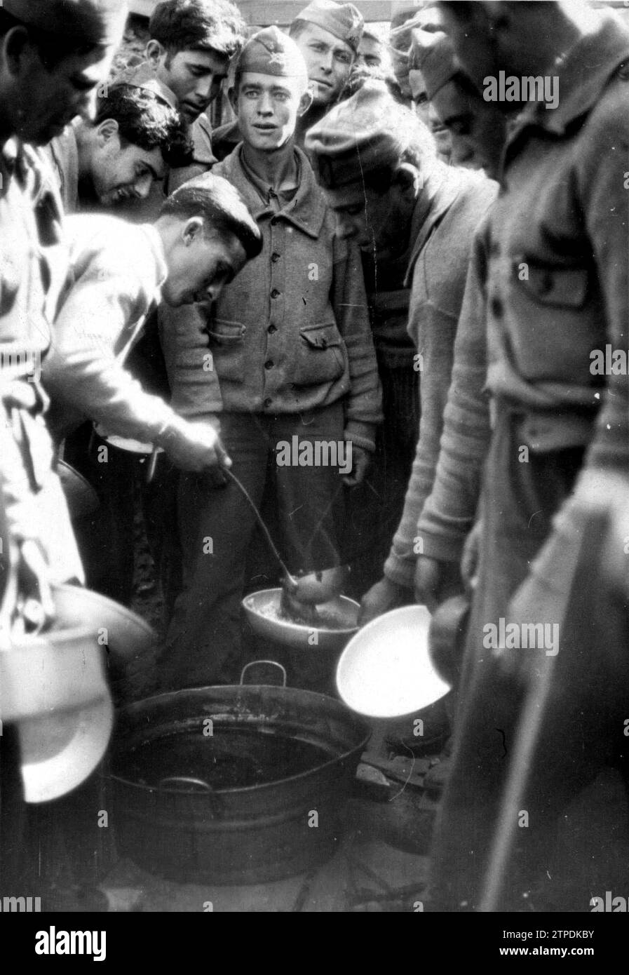 09/30/1936. Distribution of food in the trenches of the first line of ...