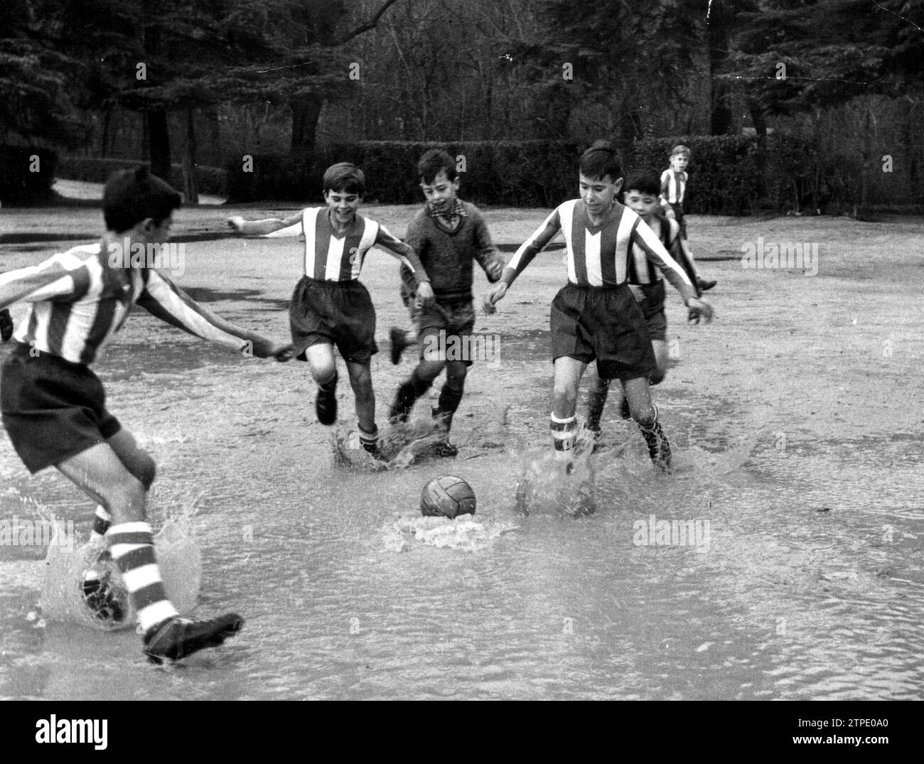 Children playing soccer spain hi-res stock photography and images - Alamy