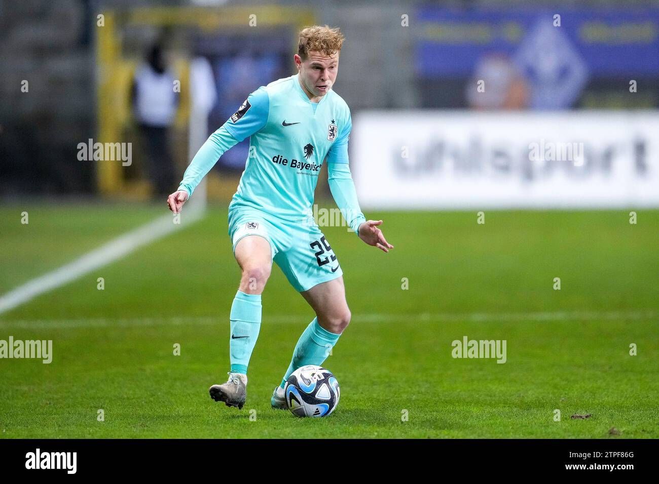 Mannheim, Deutschland. 20th Dec, 2023. Kilian Ludewig (TSV 1860, 29), am Ball, Freisteller ...