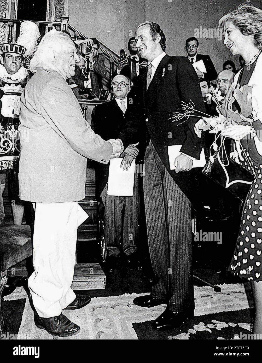 04/22/1984. The Cádiz poet Rafael Alberti collecting the 83rd Cervantes ...