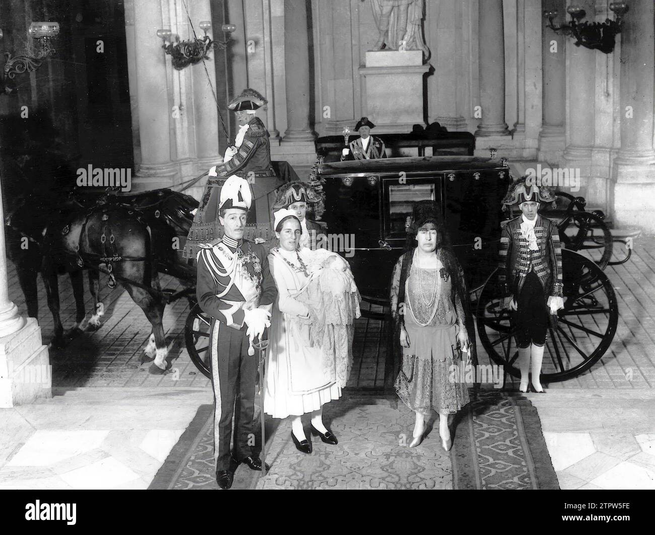 03/31/1926. The Duke of Alba leaving the royal palace after the baptism ...
