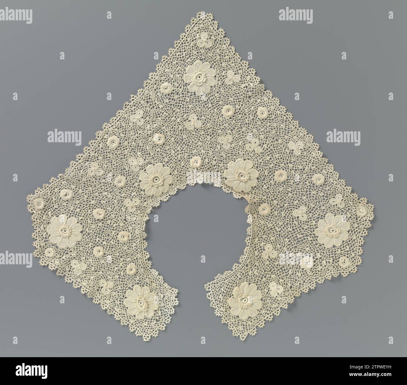 Collar of crocheted side with spreading pattern of large and small ...