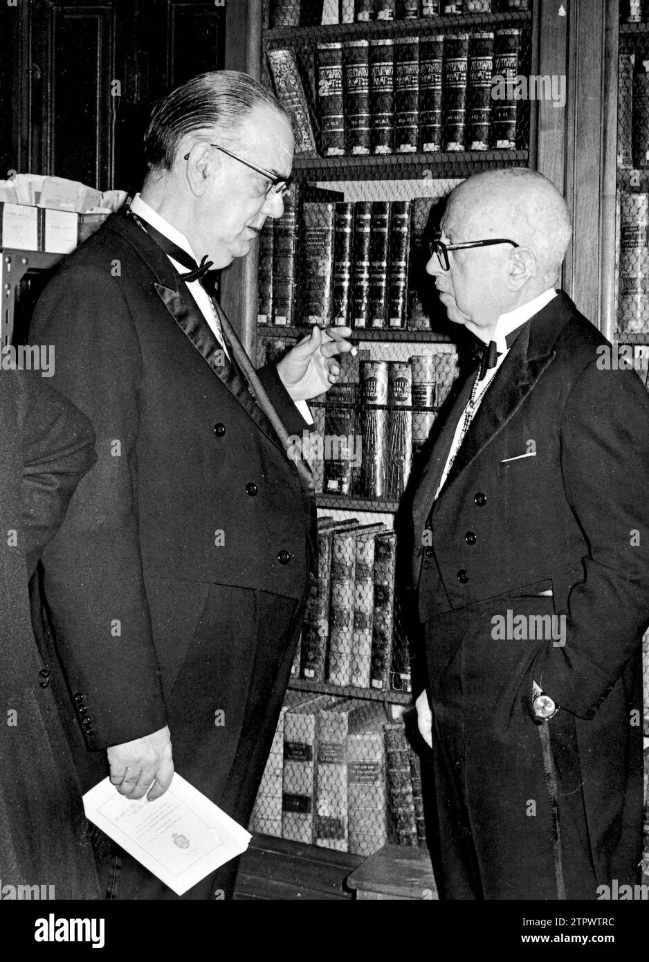 03/26/1977. Cela chats with Dámaso Alonso on the day of Torrente ...