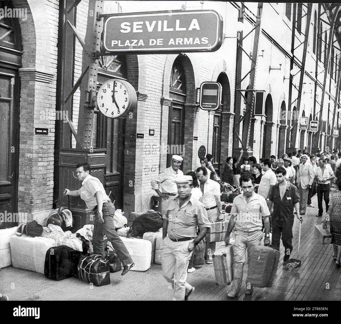 12/31/1962. Travelers at the Plaza de Armas station in the 60s, Years ...