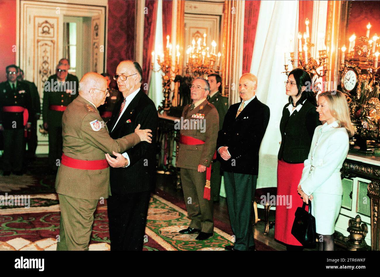 02/27/1996. Camilo José Cela receives the flag of Spain from the Chief ...