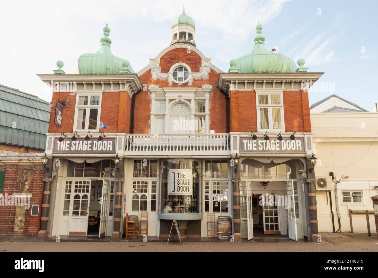 Stage door pub hi-res stock photography and images - Alamy