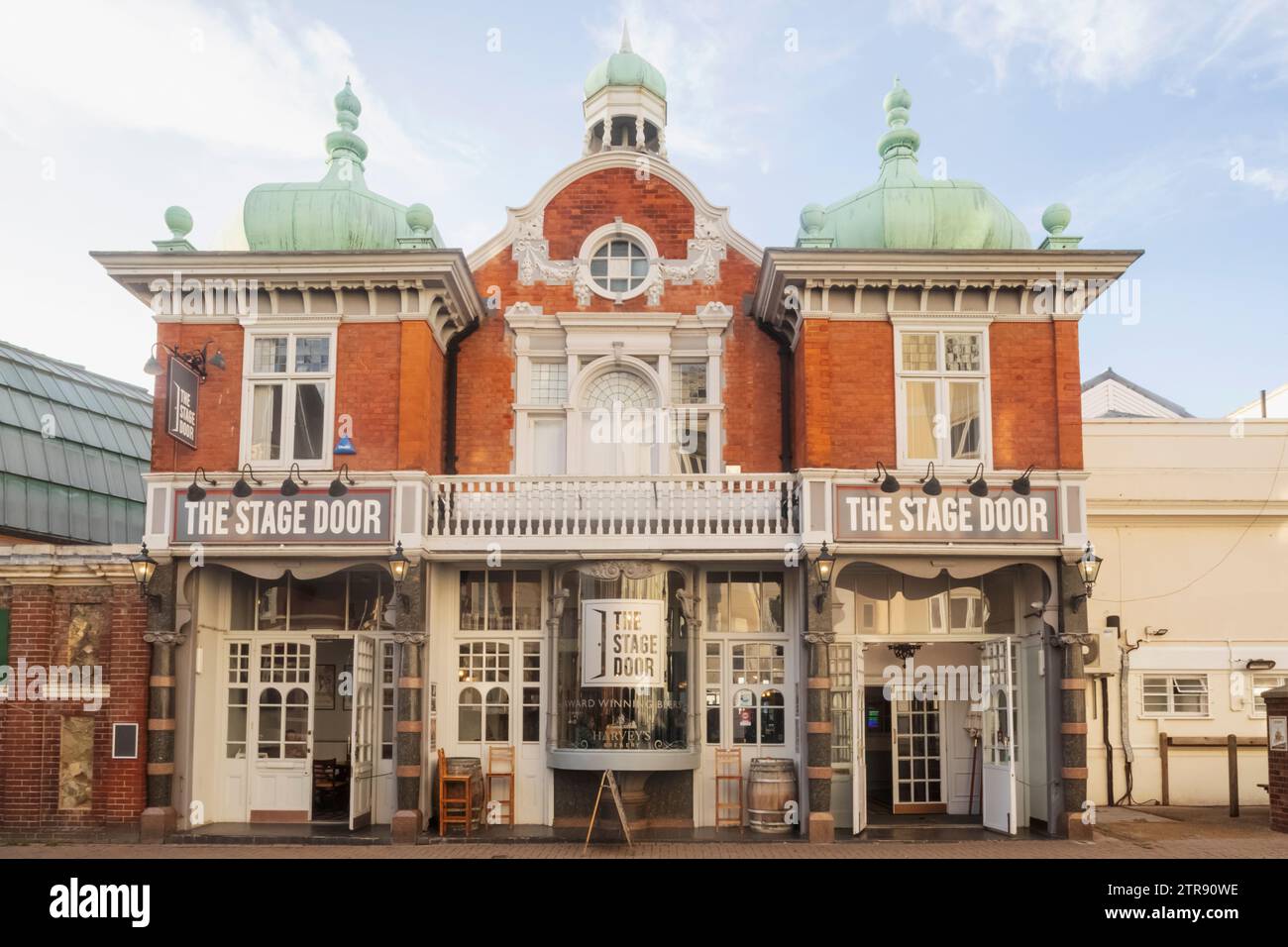 Stage door pub hi-res stock photography and images - Alamy
