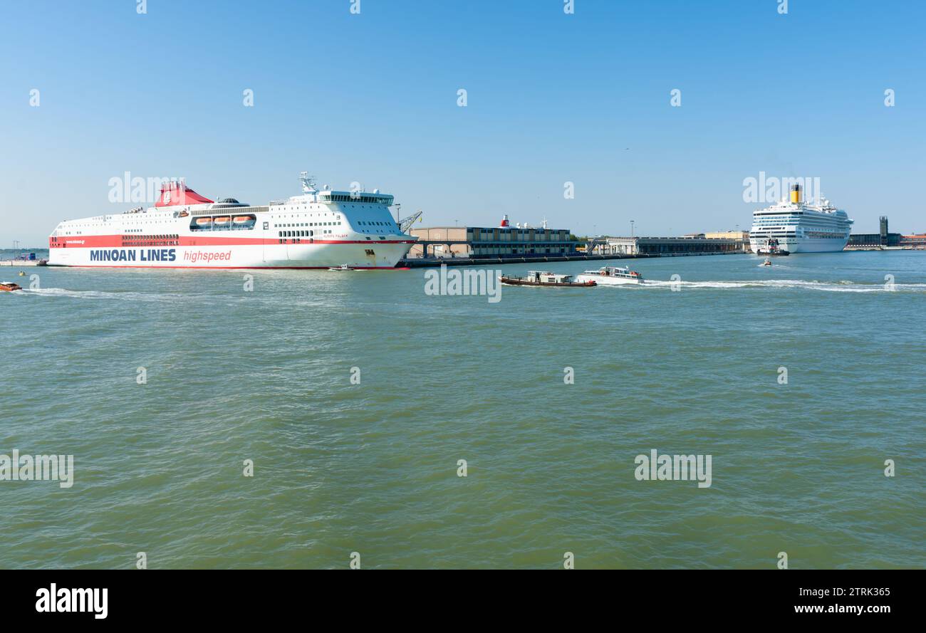 Blue line ferry venice hi-res stock photography and images - Alamy