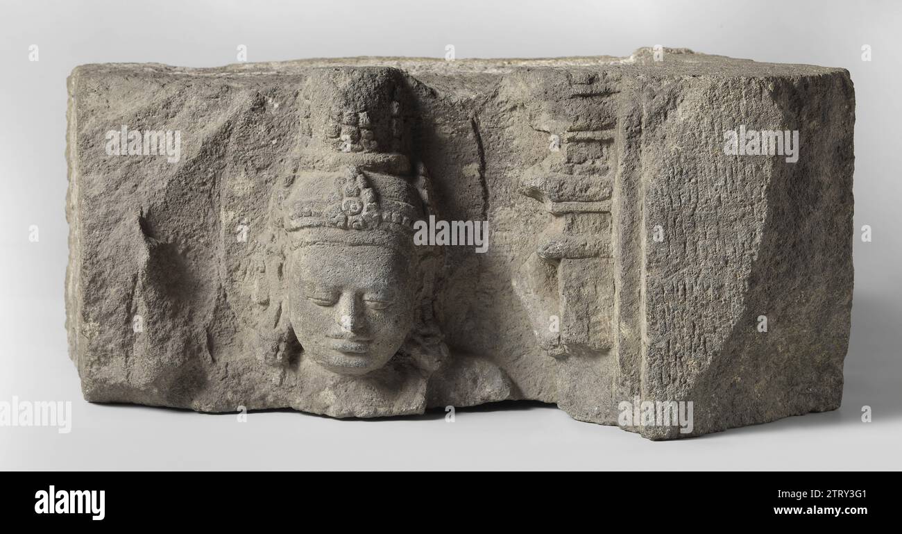 Fragment sculpture, anonymous, 800 - 900 Corner fragment of one of the ...