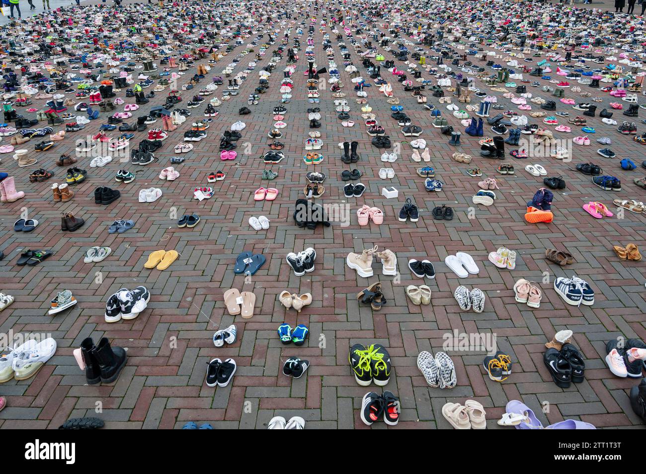 8,000-shoe exhibit on De Binnenrotte square, representing the number of ...
