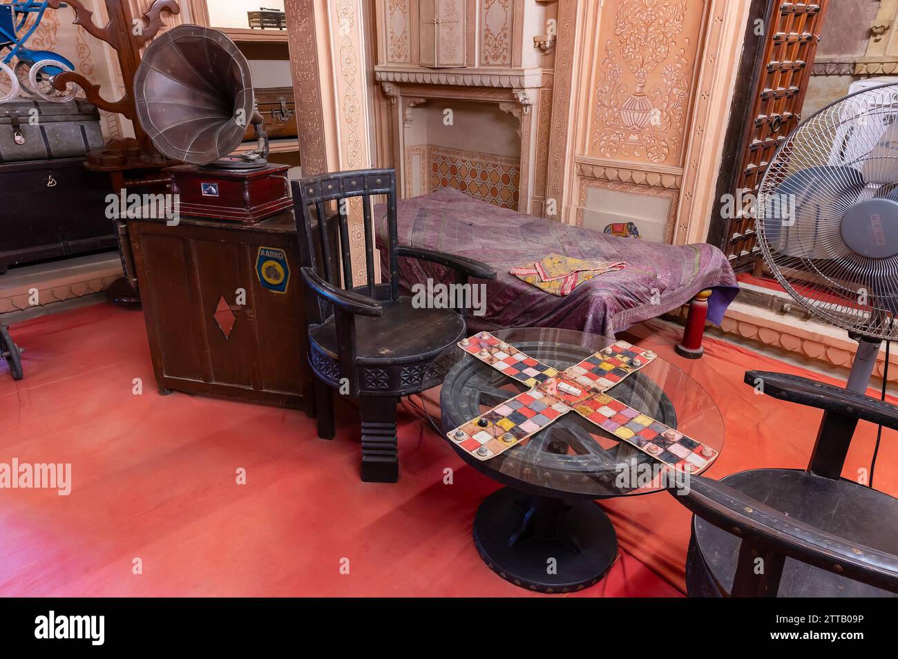 Traditional indian board game hi-res stock photography and images - Alamy