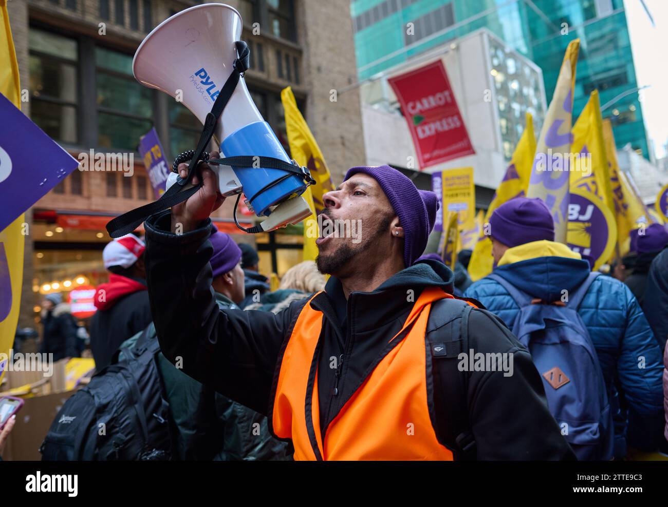New York, New York, USA. 20th Dec, 2023. Members of the 32BJ union ...
