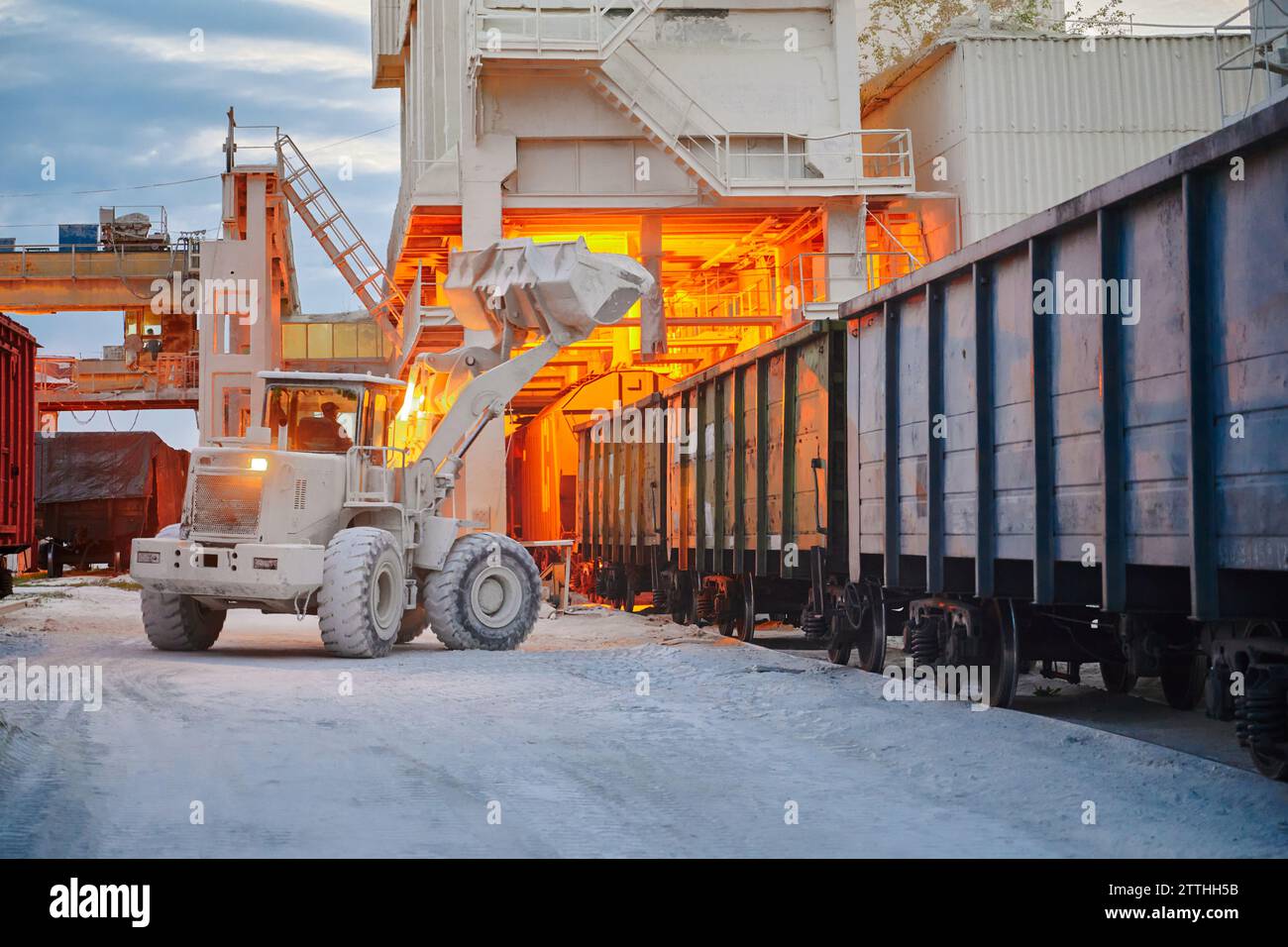 Wheel loader loads limestone into freight gondola cars Stock Photo - Alamy