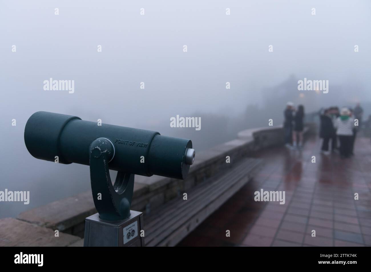 Seattle, USA. 20th Dec 2023. A thick layer of fog rolled into Seattle ...