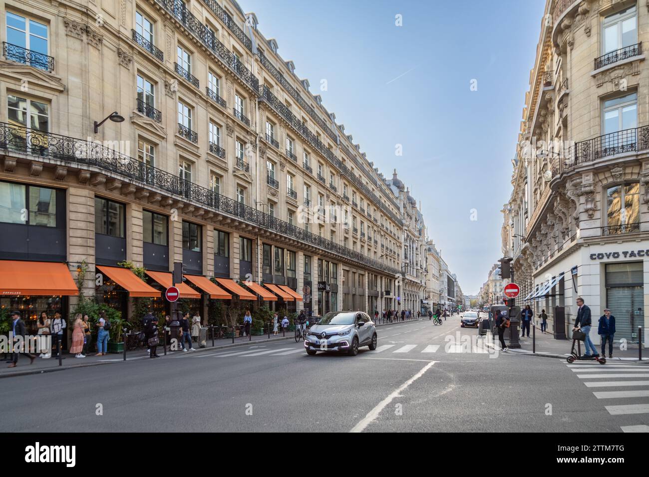 Parisian street with elegant buildings, Paris, France Stock Photo - Alamy