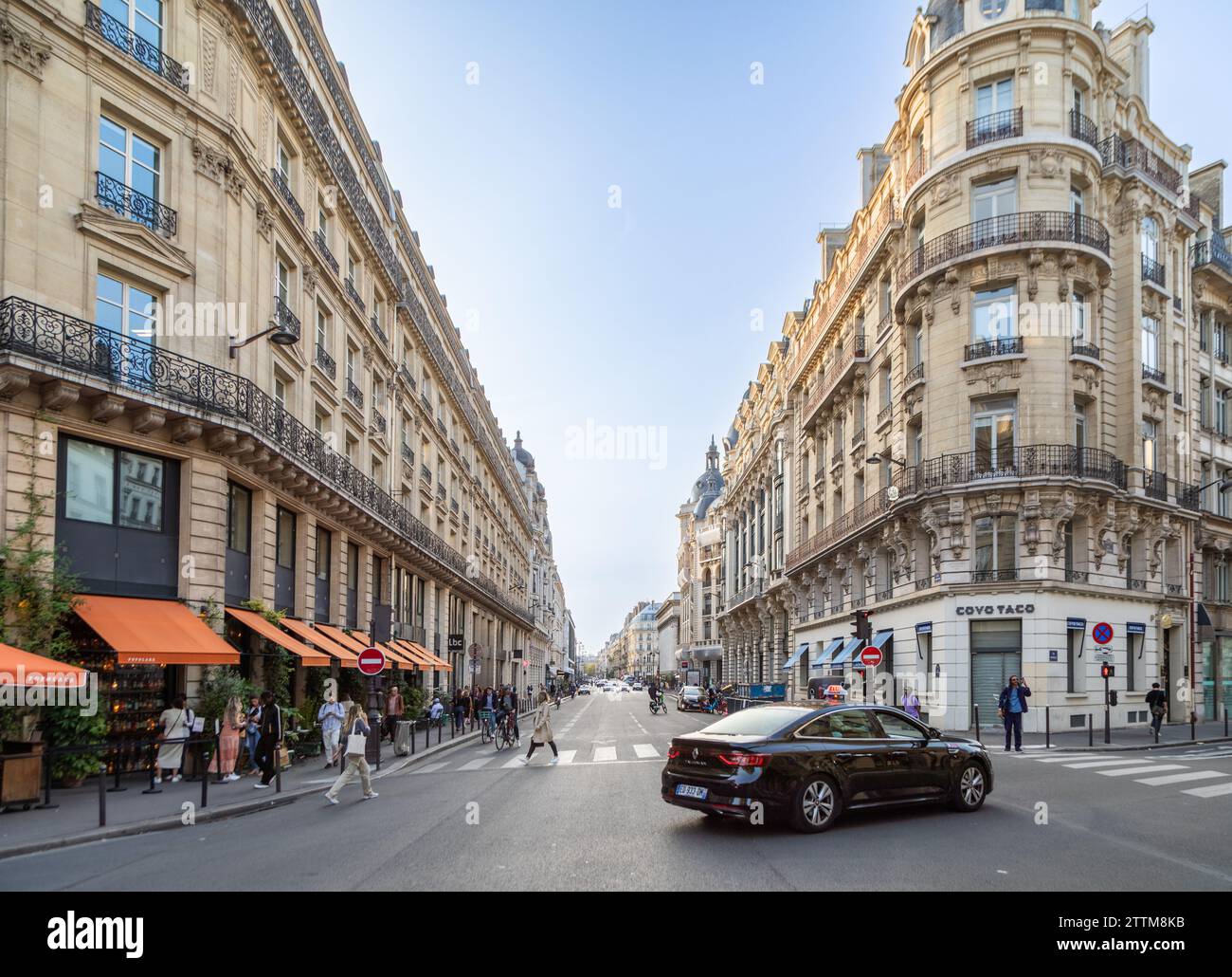 Parisian street with elegant buildings, Paris, France Stock Photo - Alamy