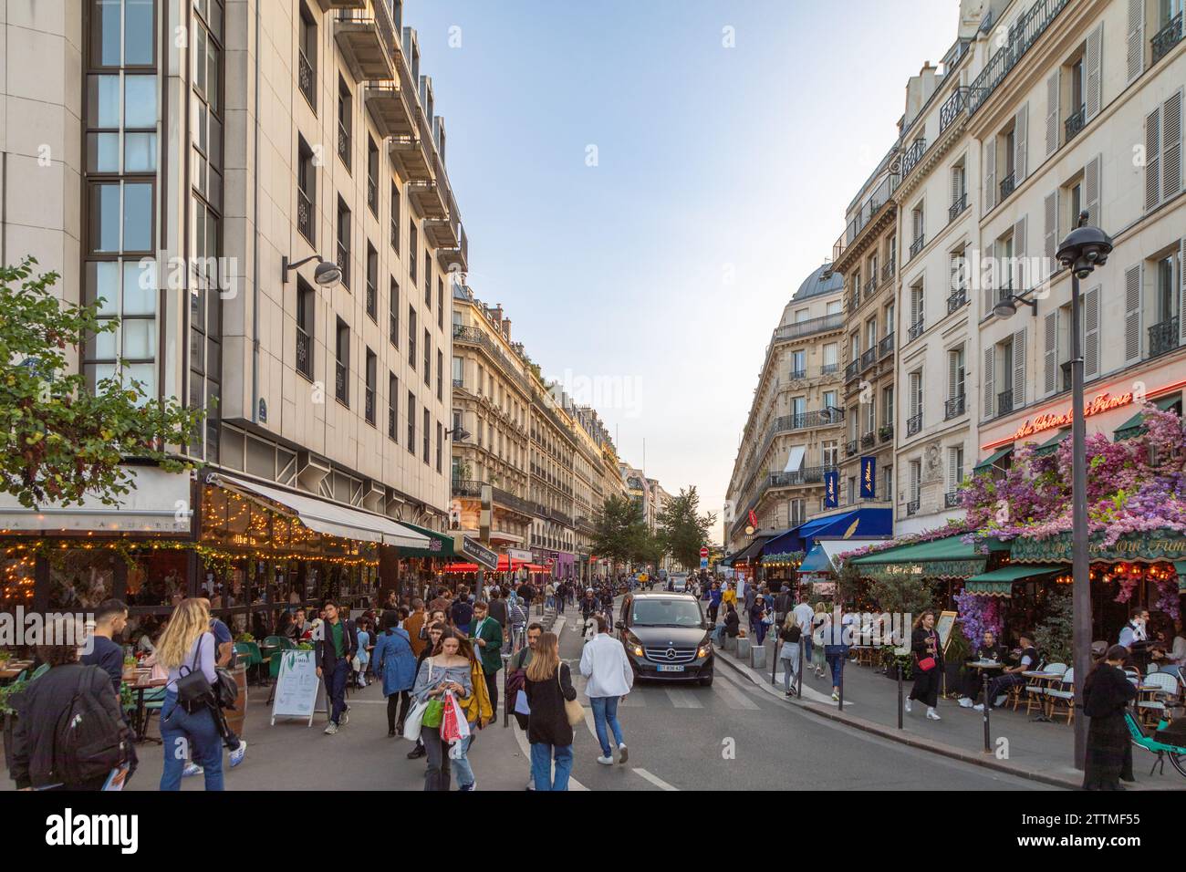 Parisian cafes hi-res stock photography and images - Alamy