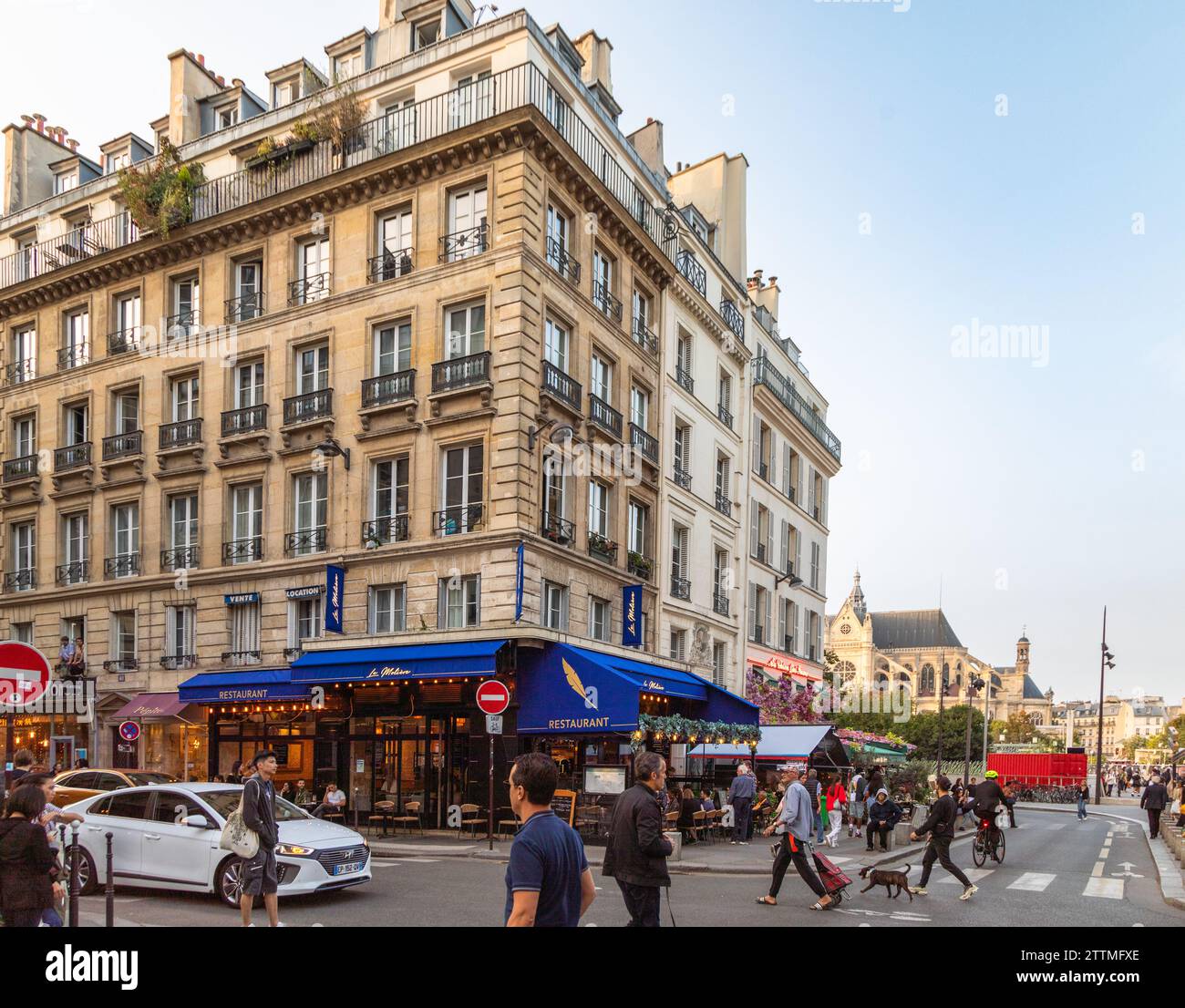 Parisian sidewalk cafes hi-res stock photography and images - Alamy