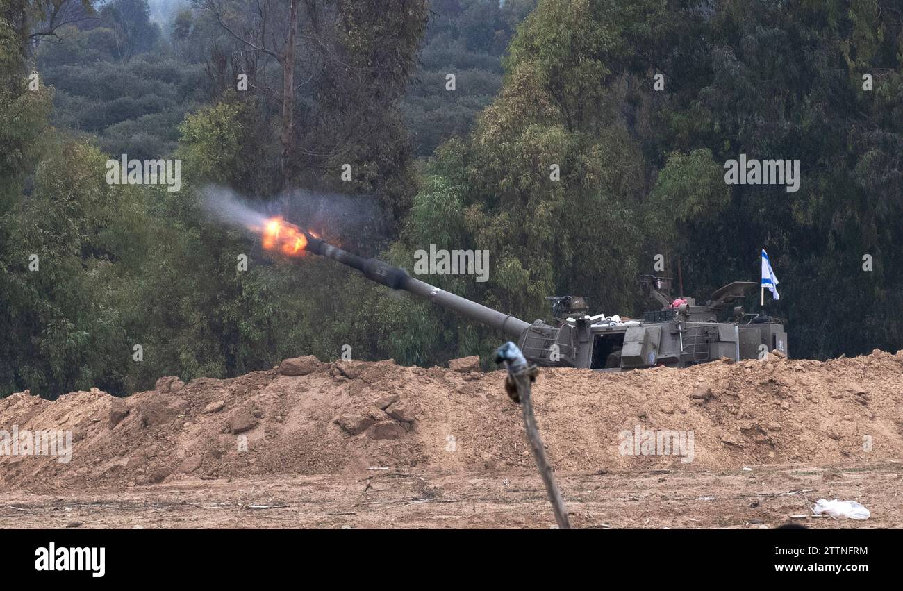 Southern Israel, Israel. 05th Dec, 2023. Israeli soldiers fire a 155mm ...