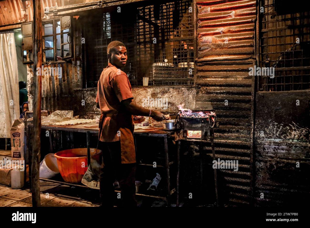 NAIROBI, Africa. 19th Dec, 2023. A man prepares street food by the ...