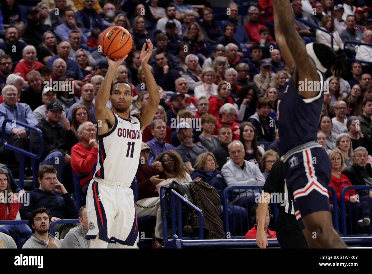 Gonzaga guard Nolan Hickman (11) shoots while pressured by Jackson ...