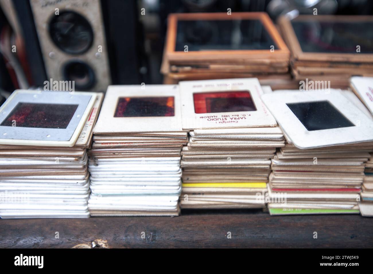 Shops artefacts in Chor Bazaar Mumbai Stock Photo - Alamy