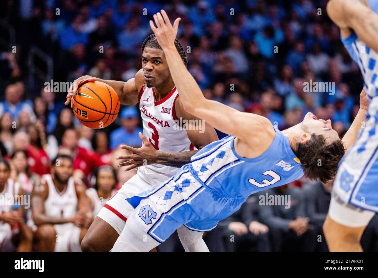Charlotte, NC, USA. 20th Dec, 2023. Oklahoma Sooners guard Otega Oweh ...