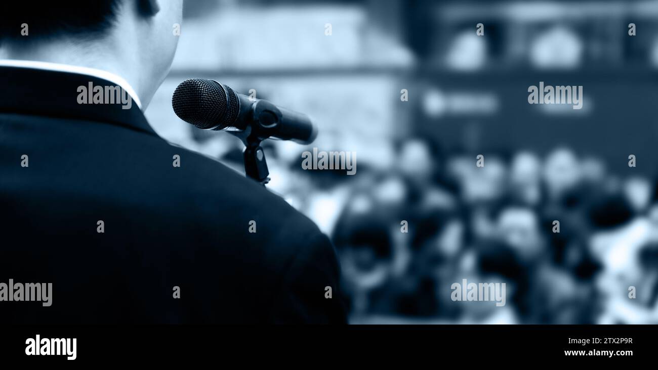 Making crowds attention hi-res stock photography and images - Alamy