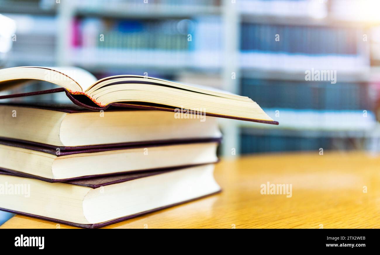 Reference desk college library hi-res stock photography and images - Alamy