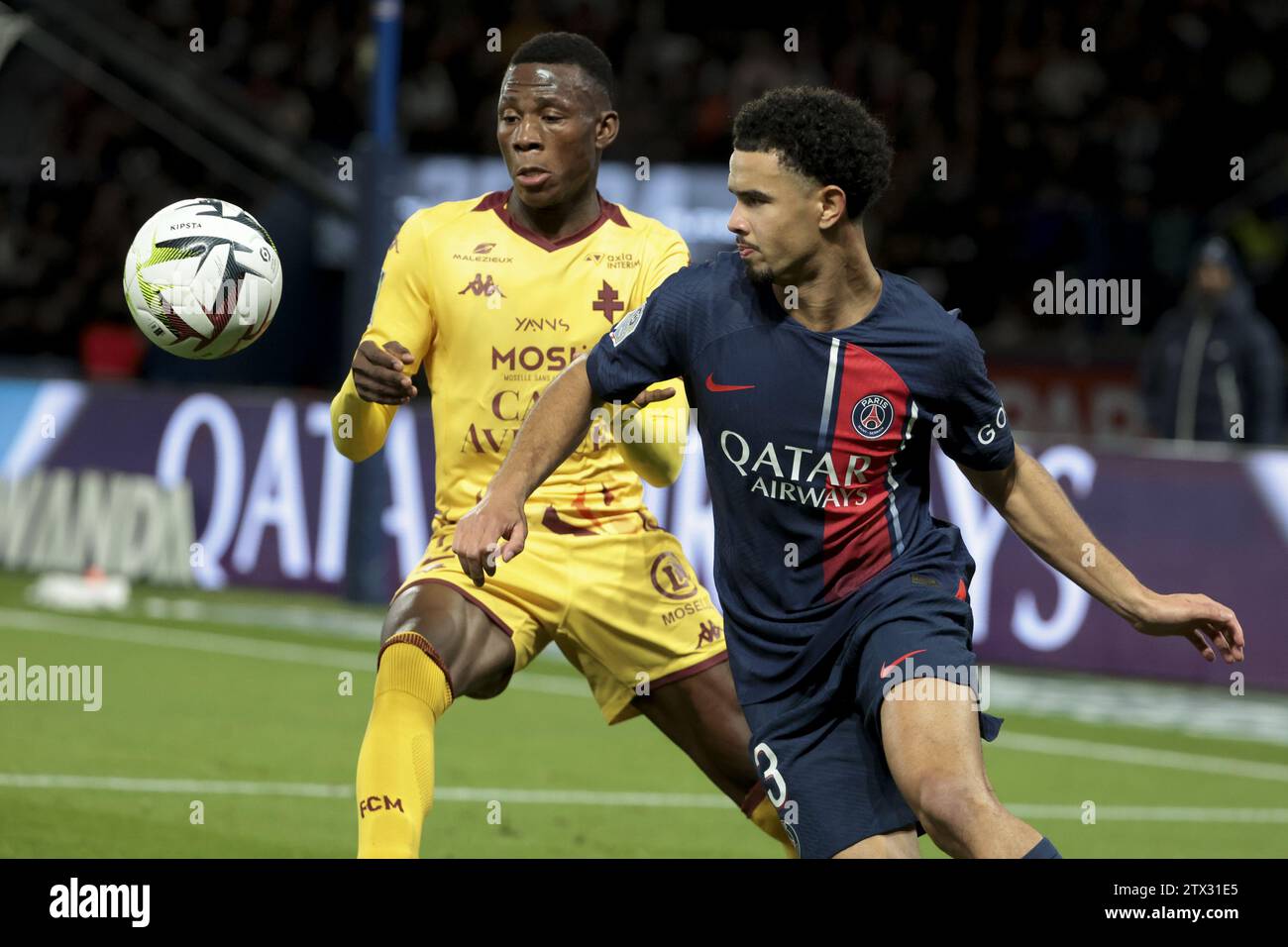 Warren Zaire-Emery of PSG, left Danley Jean Jacques of Metz during the ...
