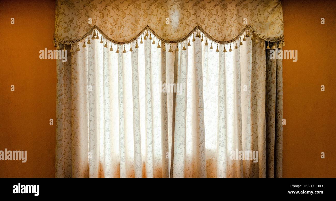 Dark interior closed curtains hi-res stock photography and images - Alamy
