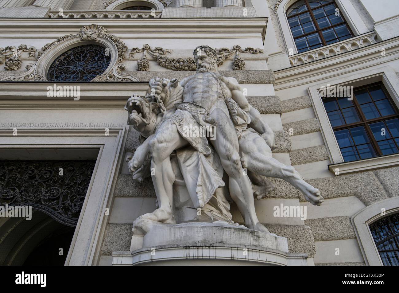 Statues in vienna hi-res stock photography and images - Alamy