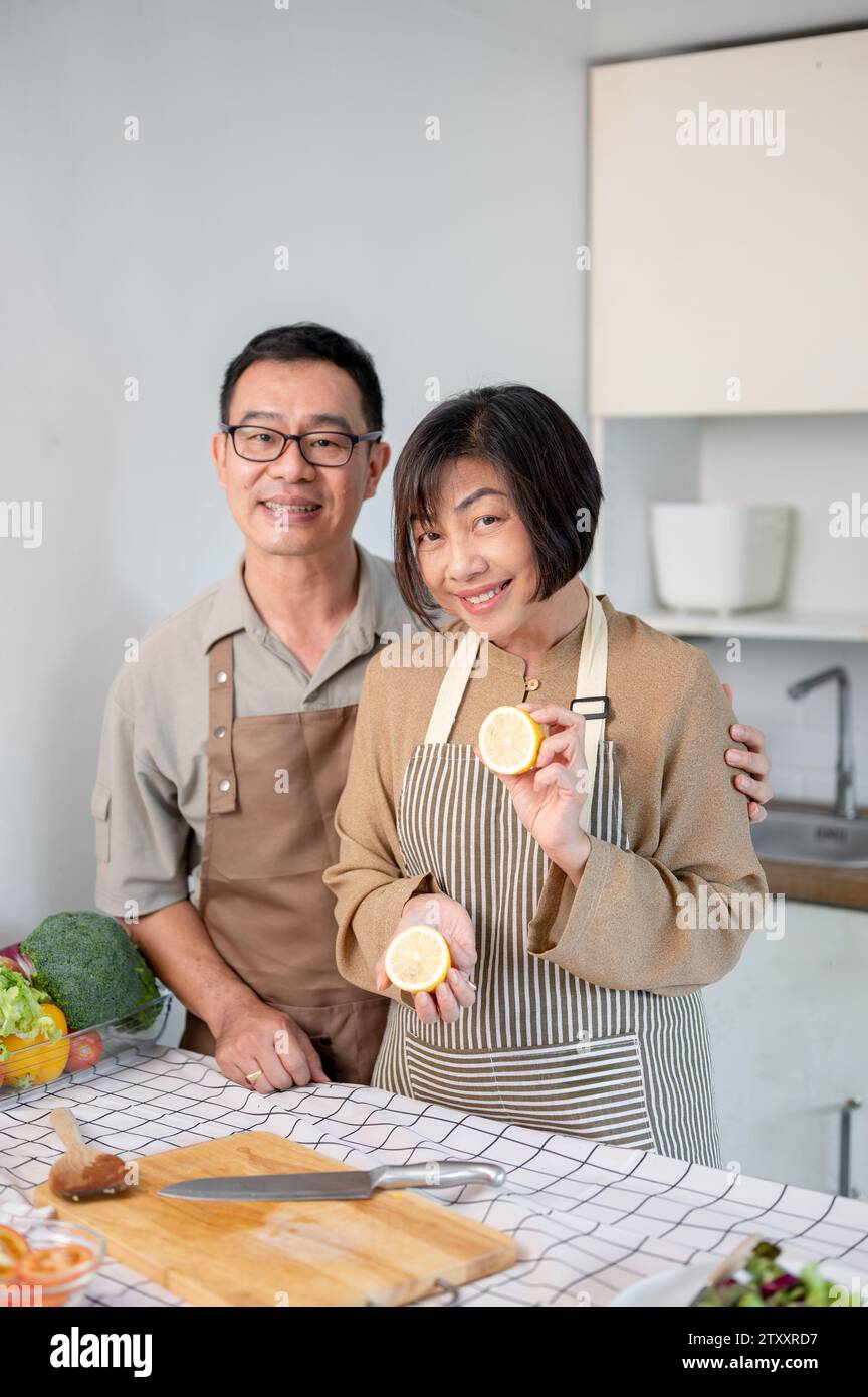 Kitchen wearing apron hi-res stock photography and images - Alamy