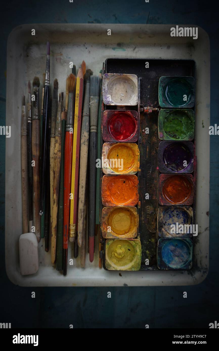 Equipment for painting watercolor mixing palette Stock Photo - Alamy