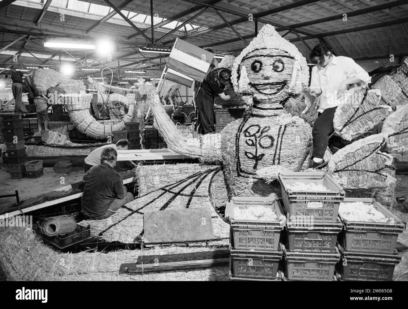 Setting up parade floats hi-res stock photography and images - Alamy