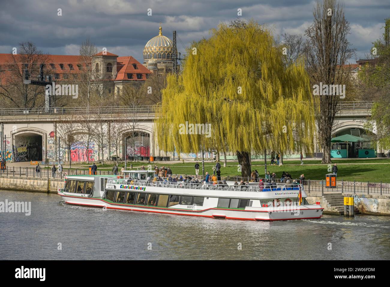 Spree, Ufer, James-Simon-Park, Mitte, Berlin, Deutschland Stock Photo ...