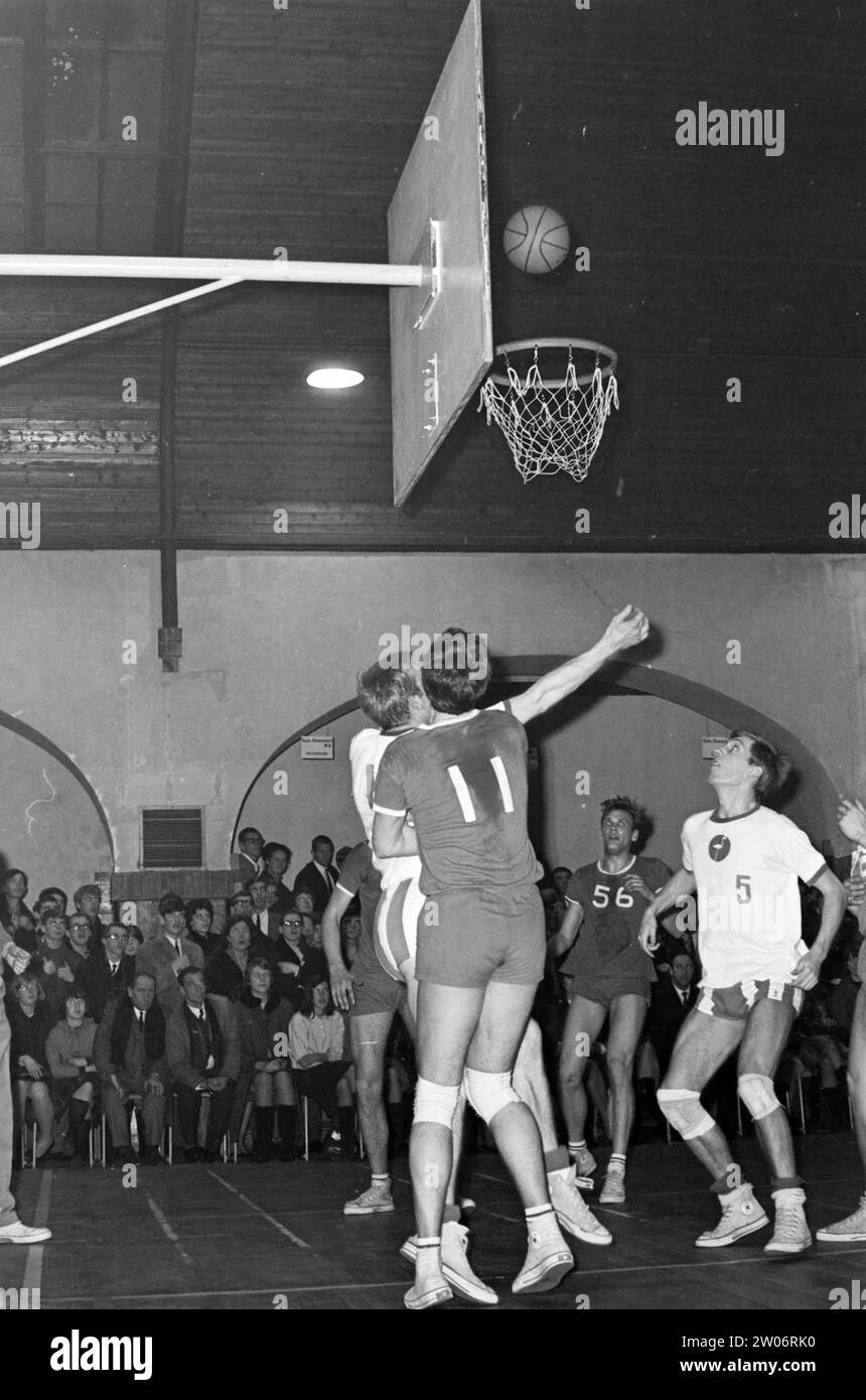 Basketball in the Krelagehuis, Leidsevaart, Haarlem. One of the teams ...