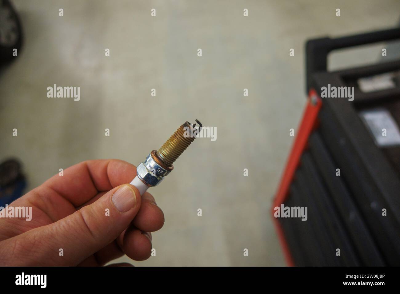 a removed spark plug is held in the hand Stock Photo - Alamy