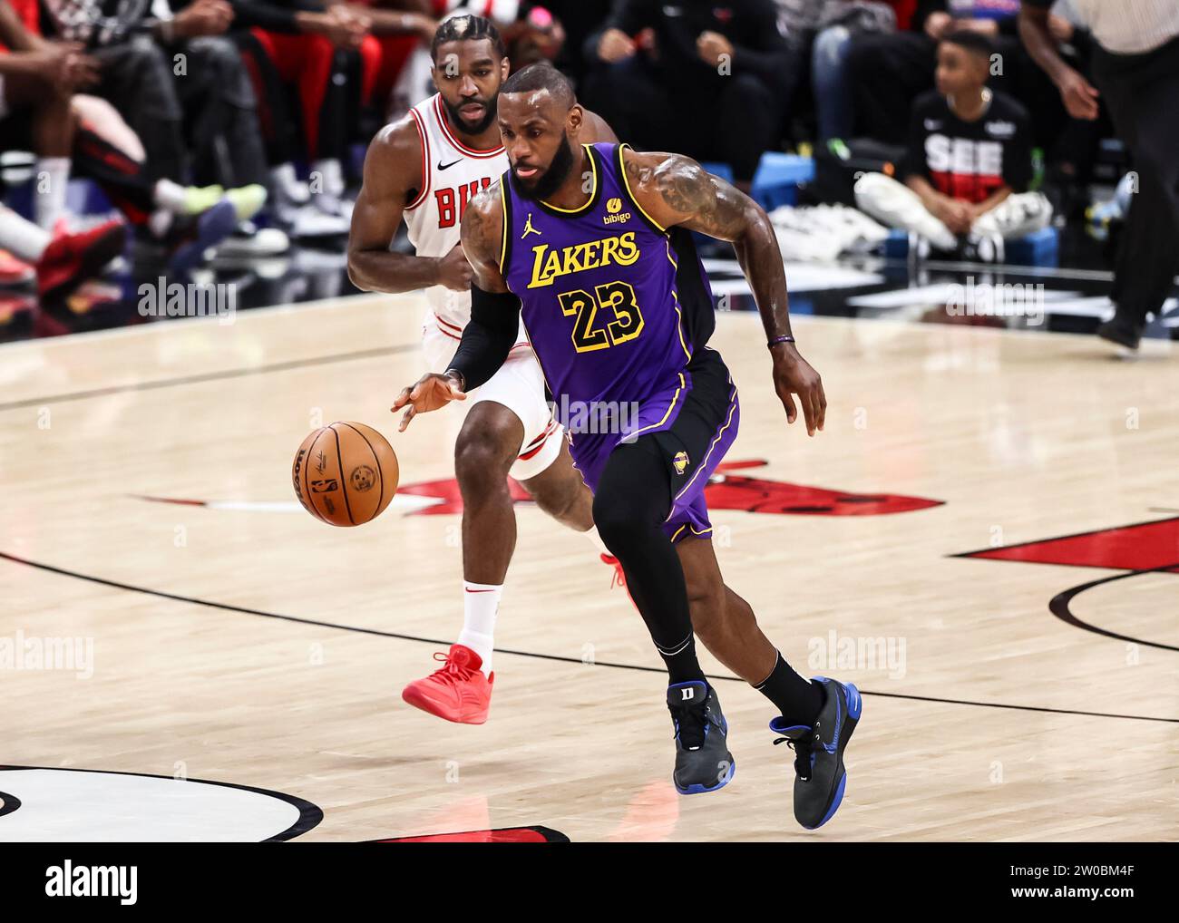 Chicago, USA. 20th Dec, 2023. Los Angeles Lakers' LeBron James (R ...