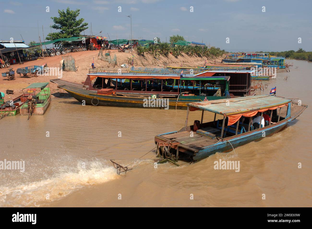 Boats moving along the waterways, Floating village Kampong Phluk in ...