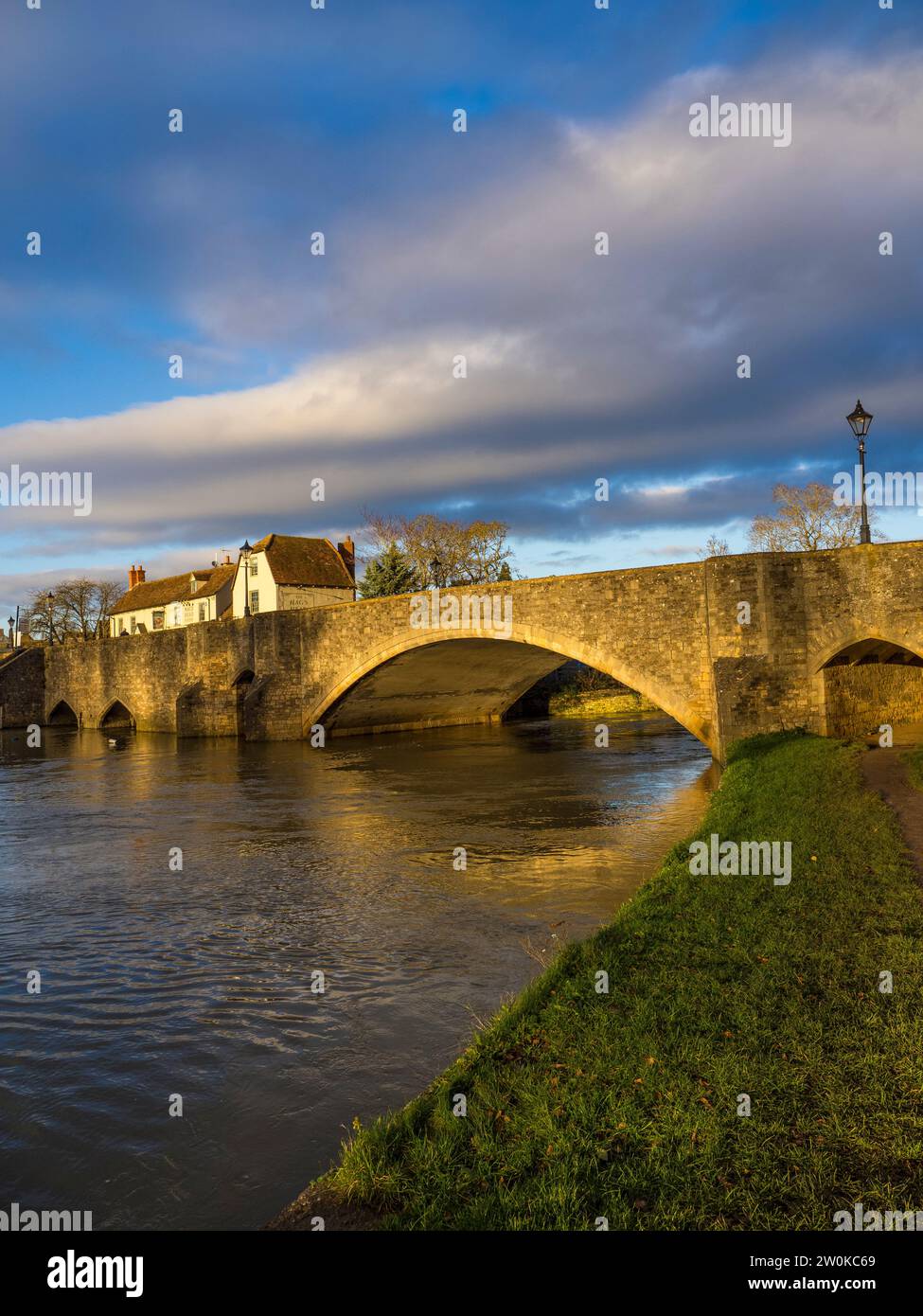 Sunset at Ancient Medieval Bridge, River Thames, Abingdon-on-Thames ...