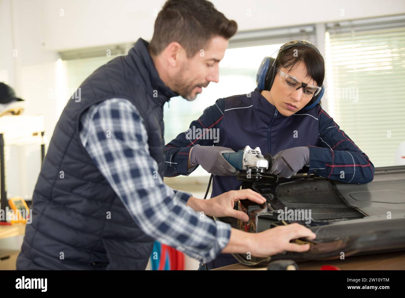 Portrait two garage mechanics hi-res stock photography and images - Alamy