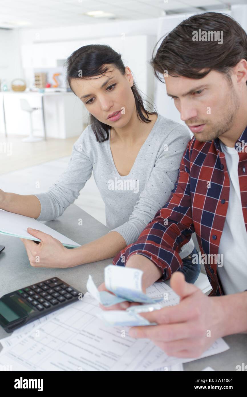 the young couple counting money Stock Photo - Alamy