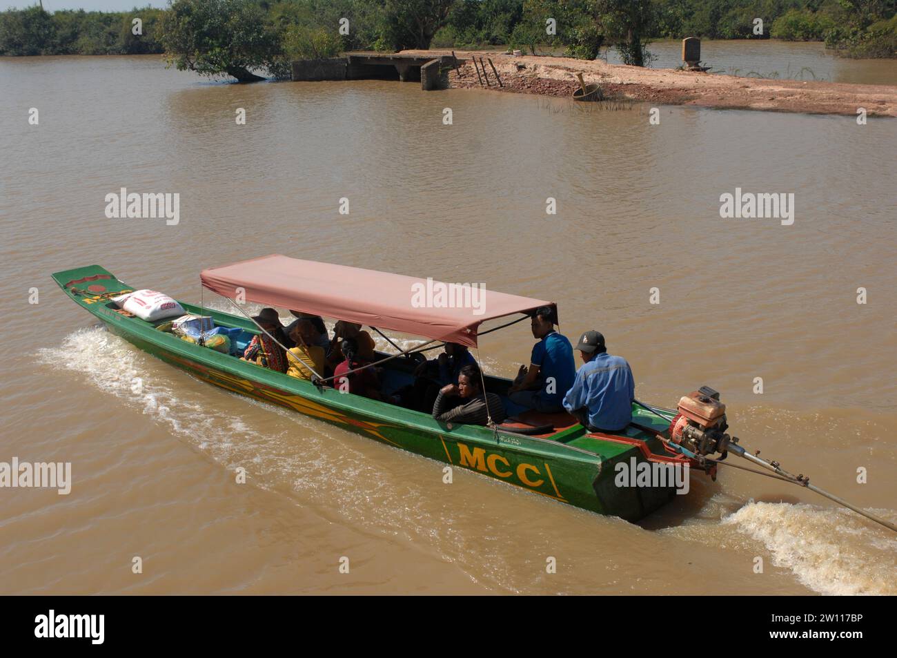 Boats moving along the waterways, Floating village Kampong Phluk in ...