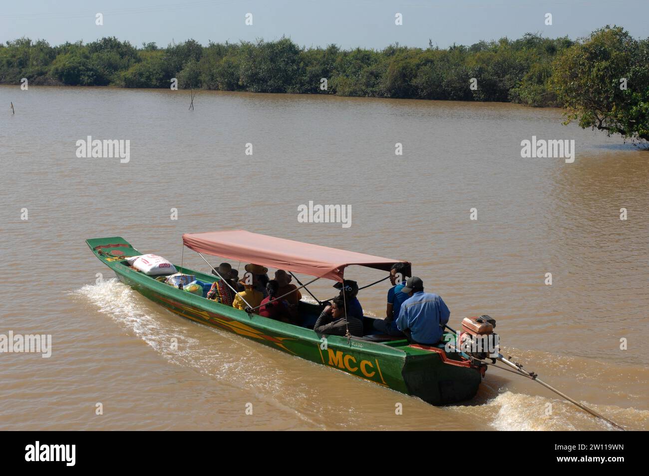 Boats moving along the waterways, Floating village Kampong Phluk in ...